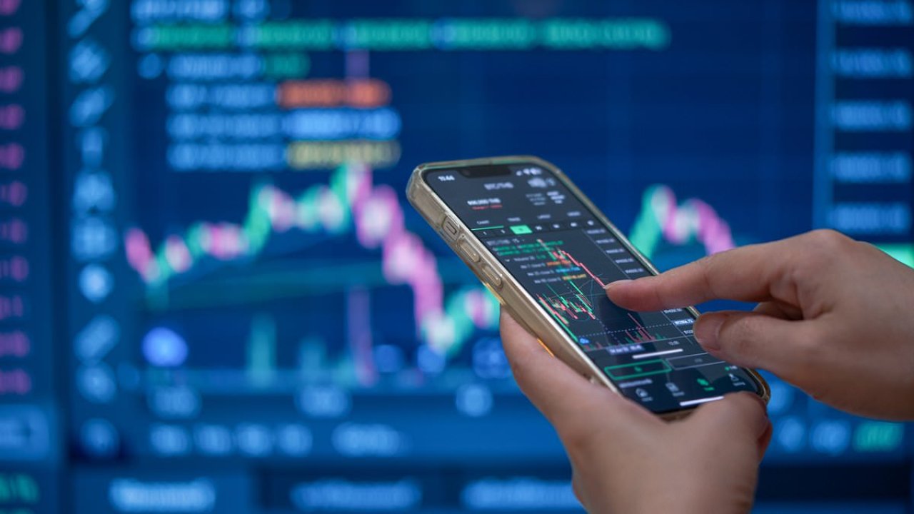 Wall Street veteran says it's NOT too late to make a fortune on AI ...